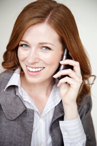 Wanita Pintar Dengan Rambut Merah Dan Ponsel Foto Stok Unduh Gambar