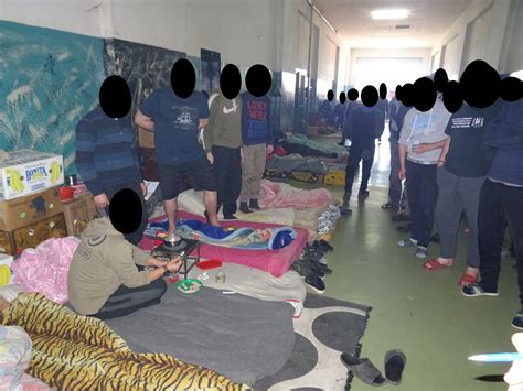 Пациенти со ремени и синџири врзувани за кревет а затворениците спијат на под заедно во еден