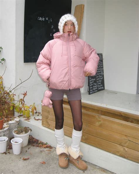 Fastpaper 패스트페이퍼 광고 안경 샀습니다 패딩에 달려있는 베어키링 자세히 보려고요 🧸🤎 빈티지에서 영감을 받아 활동적인 것을 만드는 ‘피지컬 에듀케이션