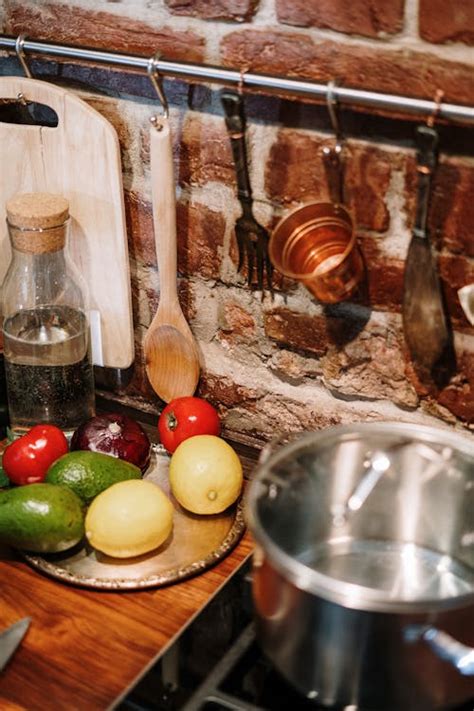 가정 냉각 거르다 격리 격리 기간 고립시키다 달력 맛있는 목조 셰프 손 수직 쐈어 스토브 스파게티 아늑한 집 아름다운 집 아파트 오가닉 요리