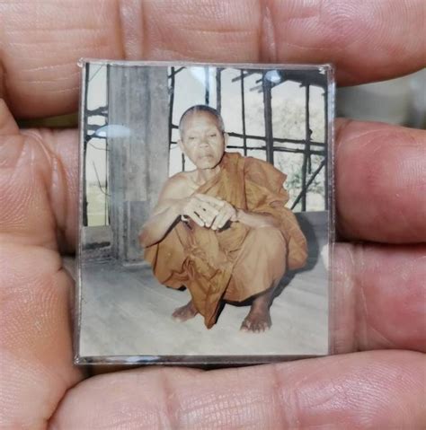 301 รูปถ่ายหลวงพ่อคูณ ปริสุทโธ วัดบ้านไร่ ปี2537 กว้าง 3 3 ซม สูง 4 ซม Ennxo
