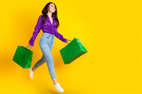 긍정적 인 숙녀 이동 산책 프로필 사이드 홀드 쇼핑 백 절연 밝은 색상 배경의 사진 30 34세에 대한 스톡 사진 및 기타 이미지 30 34세 가방 갈색 머리