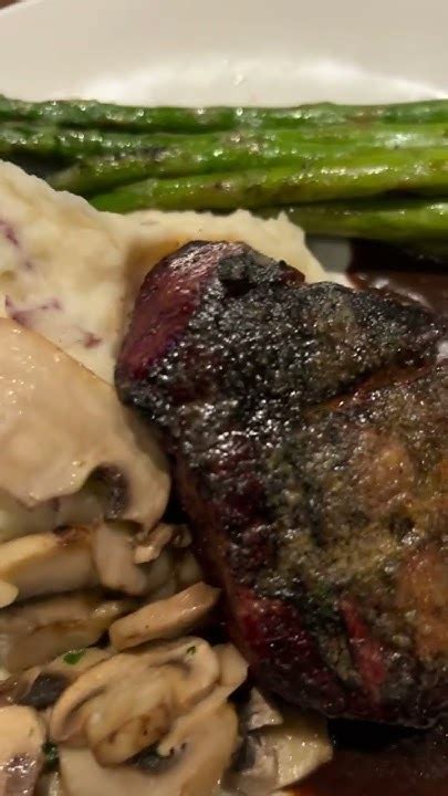 미국 안심 스테이크 필렛미뇽 미둠레어 머쉼룸 앤 아스파라거스 사이드 추가 Filet Mignon Medium Rare Sides