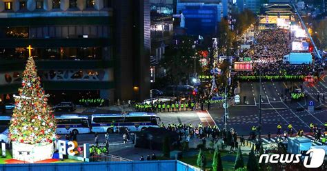 환하게 불 밝힌 트리 그 옆에는