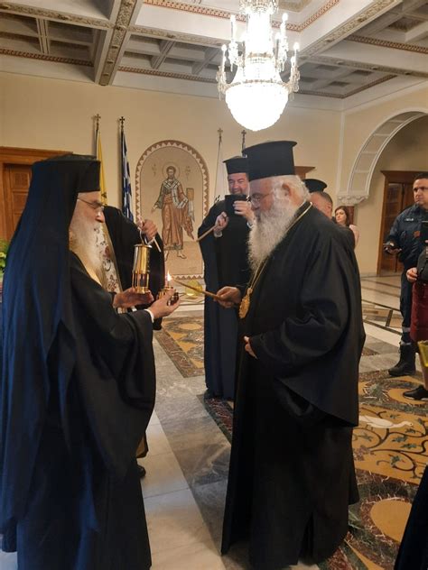 Έφτασε στην Ιερά Αρχιεπισκοπή Κύπρου το Άγιο Φως Εκκλησία της Κύπρου