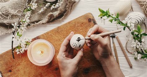 손으로 그린 현대 부활절 달걀 상위 뷰입니다 휴일 준비 부활절 축하 세련 된 페인트 계란입니다 계란을 왁스와 양초로 채색하는 과정 가족 전통 플랫 레이 사진