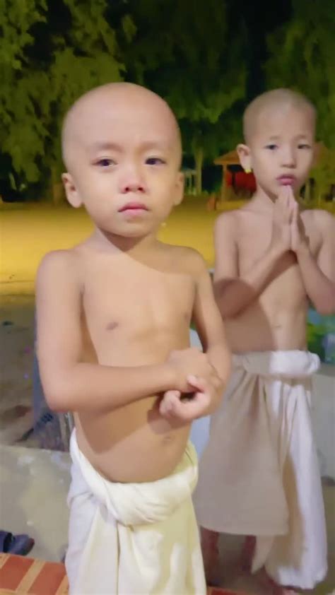 အိပ်ပျော်နေတာ ငိုသံကြားလို့ ထွက်ကြည့်တာ တပါးကကြာပင်ကိုလက်ညှိုးထိုးတဲ့