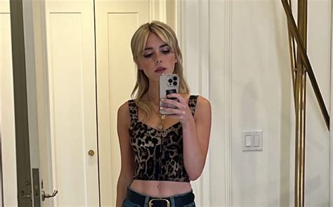 Kiernan Shipkas Abs Are So Toned As She Poses In A Crop Top On Ig