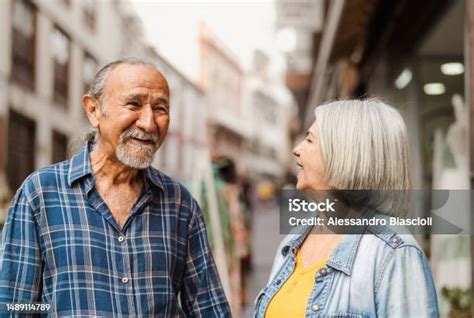 도시에서 즐거운 시간을 보내는 행복한 노부부 노인과 사랑의 관계 개념 2명에 대한 스톡 사진 및 기타 이미지 2명 건강한 생활방식 기념일 Istock