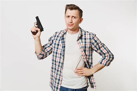 충격된 슬픈 화가 젊은이 흰색 배경에 고립 손에 총을 들고 권총 촬영 기호 없음와 남자입니다 그만 폭력 학교 제어 아니 살인 무기 사람들 아이 들 문제 개념 경계 표지에