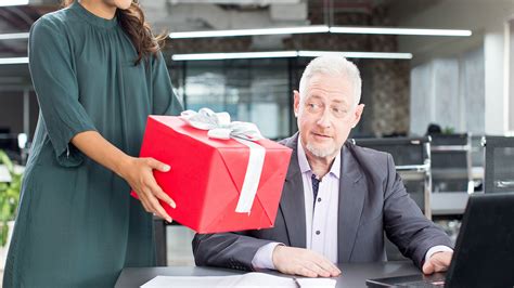 Что подарить боссу на Новый год