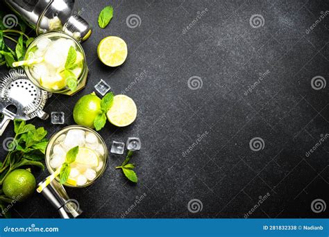 Mojito Con Ron Y Cal Sobre Fondo Negro Foto De Archivo Imagen De