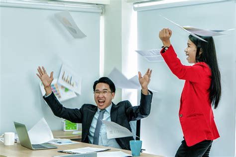 젊은 기업인 문서 고 비즈니스 사무실에서 그의 Worki 성능에 대 한 성공을 축 하 하는 동안 행복을 찾고 감정에 대한 스톡 사진 및 기타 이미지 Istock