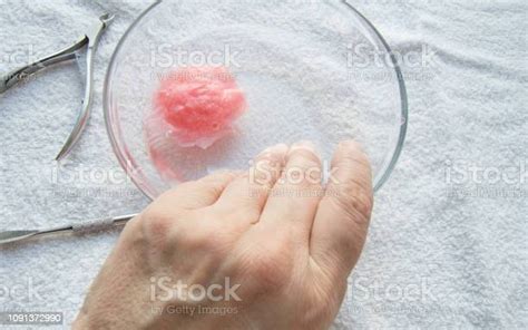 도구와 흰색 배경 손톱과 표 피 케어 개념에 물 그릇을 매니큐어 인조 손톱에 대한 스톡 사진 및 기타 이미지 인조 손톱