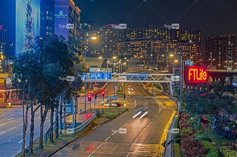 交通流量减少的雨后深夜尖东香港的摄影素材免抠元素模板下载 图巨人