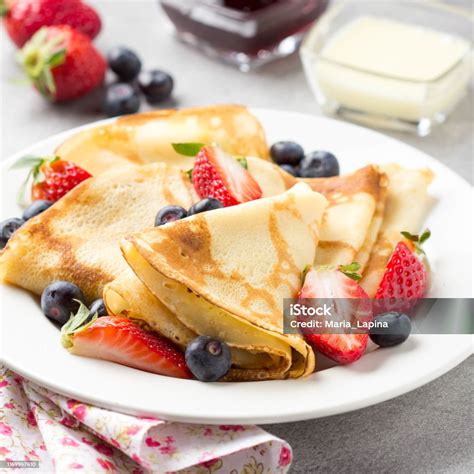 딸기와 블루 베리 잼 연유 맛있는 아침 식사와 얇은 팬케이크 슈로브 타이드 축하 에 대한 러시아어 전통 디저트 프렌치 크레이프