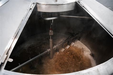 Proceso de elaboración de cerveza en un tanque en una planta de producción de cerveza Foto Premium