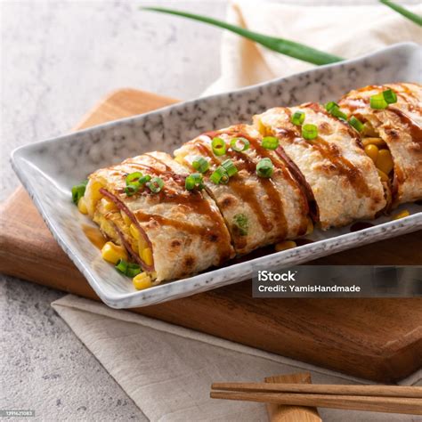 맛있는 대만 오믈렛 햄과 옥수수 커널을 곁들인 달걀 팬케이크 롤 크레이프 팬케이크에 대한 스톡 사진 및 기타 이미지 크레이프