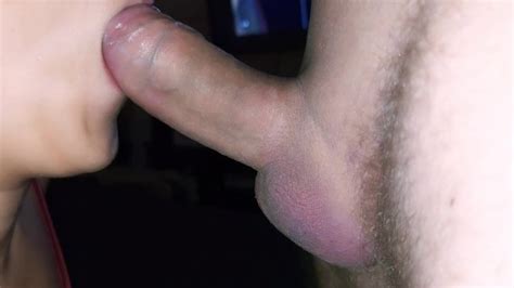 Небрежный минет и сперма в ее маленький ротик