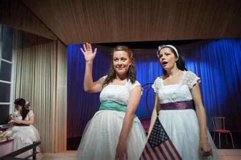 Пет жени в еднакви рокли Драматичен Театър Пловдив