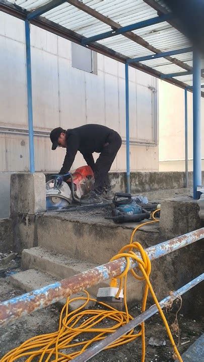 경계벽 살리려고 벽에서 7전정도띄워 컷팅 앞으로 10전 띄워 컷팅 후 속에 들어 가있는 철근 절단 작업 뿌레카 구멍 내는데 바닥 엄청 야무져 힘들었네요 Youtube