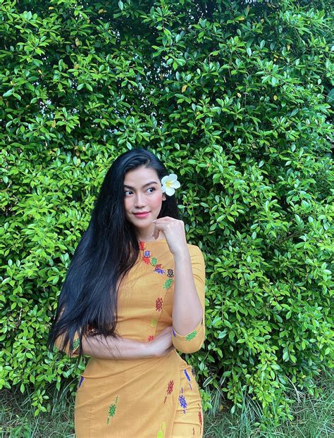 ညီမလေးမသိအောင်အခန်းထဲတိတ်တိတ်လေးဝင်ပြီး တန်ဖိုးကြီးရတနာပစ္စည်းကိုသေချာဖ