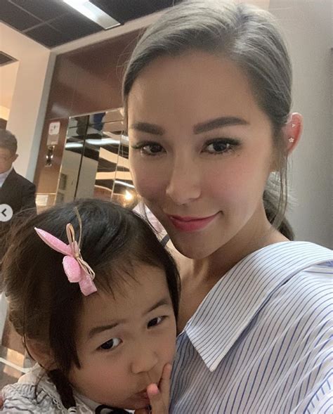 洗米嫂露香肩搂女儿晒自拍，表情似在呼唤洗米华早日回家凤凰网娱乐凤凰网