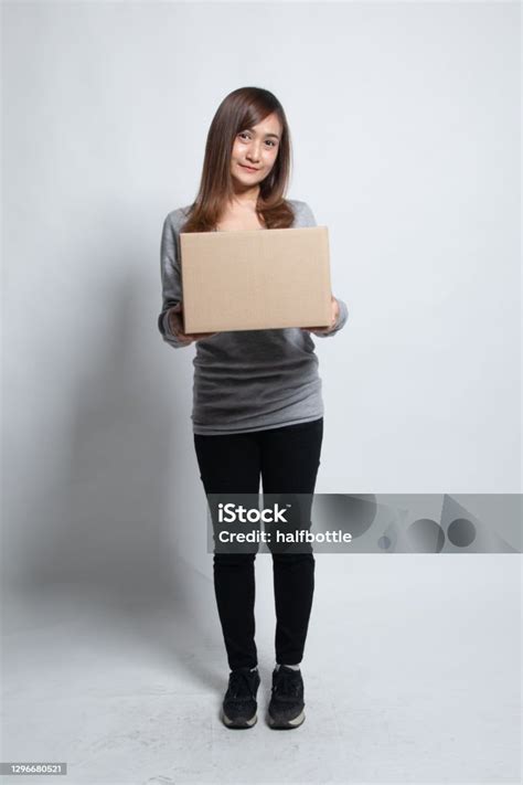 배달 재배치 및 포장 을 풀수 있습니다 골판지 상자를 들고 젊은 아시아 여자 귀여운에 대한 스톡 사진 및 기타 이미지 귀여운 나름 명랑한 Istock