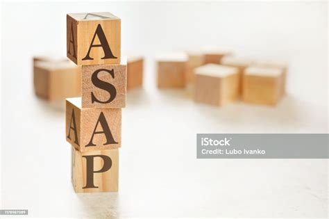 가능한 한 빨리 의미하는 텍스트가 있는 스택에 배치된 4개의 나무 큐브 오른쪽 아래 모서리에 텍스트 이미지 공간 4가지 개체에 대한 스톡 사진 및 기타 이미지 Istock