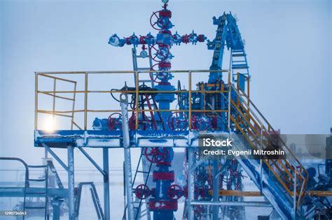 가스 우물 코일 튜브 설치 가스 구멍 스팟 방지제의 정밀 검사 석유 가스 산업 그룹 웰헤드 및 밸브 뼈 가스 밸브 고압의 가스 우물 건설 기계류에 대한 스톡 사진 및 기타
