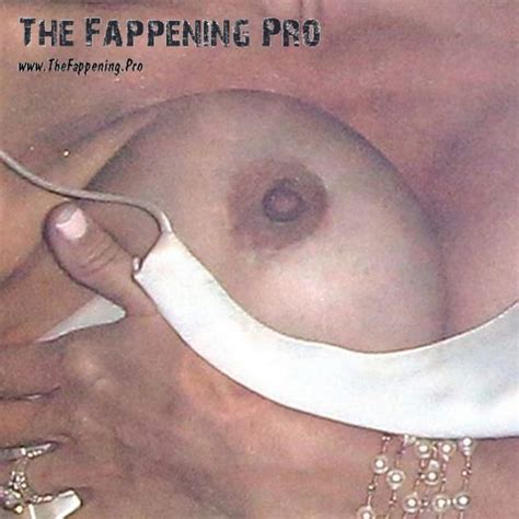 Pamela Anderson Exposed Her Boobs Topless In Public Photos The