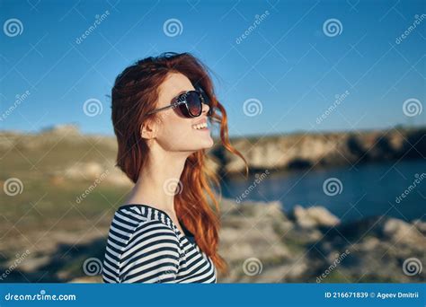 戴着眼镜的红发旅行者正在海景附近的群山中休息 库存图片 图片 包括有 纵向 开会 自由 比基尼泳装 216671839