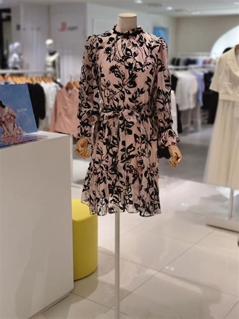 샤틴 샤틴 벨벳 프릴하이넥 플라워 프린트 원피스 S233m651 위시버킷