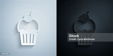 회색과 검은색 배경에 격리된 머핀 아이콘을 종이 잘라냅니다 종이 아트 스타일 벡터 3차원 형태에 대한 스톡 벡터 아트 및 기타 이미지 3차원 형태 귀여운 그림자