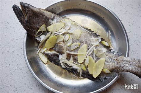 清蒸比目鱼肉质鲜嫩而且洁白味道鲜美补虚益气 膳食养生频道 东方养生