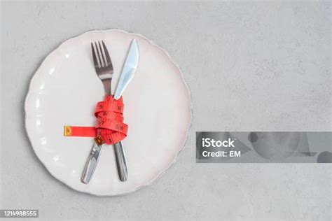 흰색 판에 빨간색 측정 테이프가있는 포크와 칼 다이어트와 느슨한 무게 개념 텍스트 에 대한 장소가있는 위의 보기 너무 큰 사이즈에 대한 스톡 사진 및 기타 이미지 Istock
