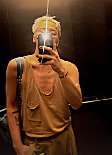 투어 자체가 대단…지드래곤 가슴뼈 훤히 드러난 뼈말라 몸 상태 텐아시아