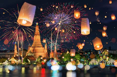 曼谷新年的倒计时烟花和在泰国曼谷Wat高清图片下载 正版图片505795884 摄图网