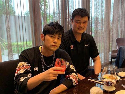 周杰伦坐着与姚明合影网友调侃只矮半个头杰伦身高2米