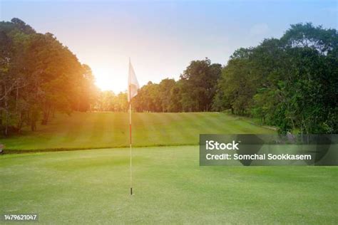 저녁 골프 코스에는 태국의 골프 코스에서 햇빛이 비치고 있습니다 골프에 대한 스톡 사진 및 기타 이미지 골프 일출 경기장
