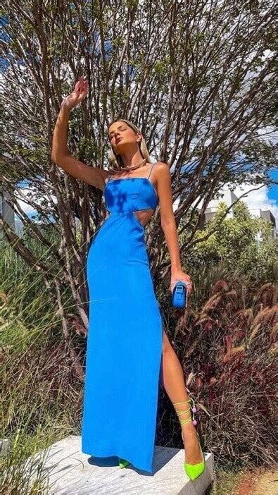 كيفية تنسيق فستان ازرق بطرق عصرية