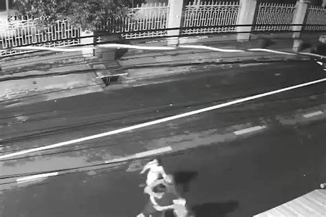 ببینید تصاویر تکان‌دهنده از زورگیری مرد جوان با چاقو از مادر و دخترش