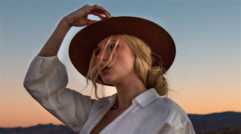 Девушка в шляпе и белой блузке · 1920x1080 Full Hd бесплатная фотография от Ya1668773354463