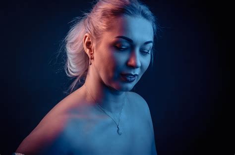 풀 플러스 크기의 하이 패션 Xxl 여성 화려한 밝은 조명 스튜디오에서 포즈 아름다운 여자의 초상화 예술적 으로 화려한 디자인 과체중에 대한 스톡 사진 및 기타 이미지