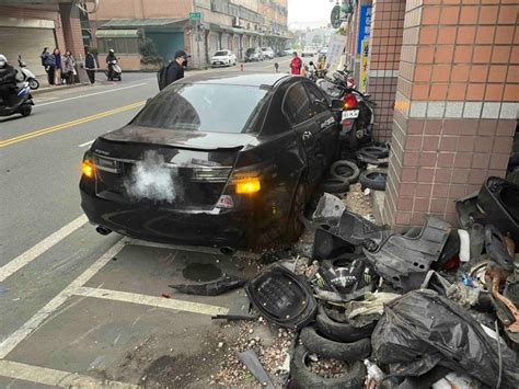 【有片】轉彎車未讓直行車 自小客失速衝撞波及18輛機車 桃園電子報