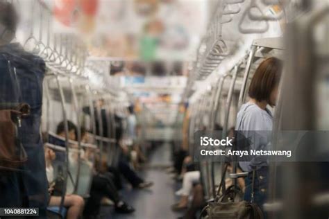 많은 사람들이 아침에 두 남자와 여자는 서 서 여행 작동 하는 지하철에 앉아 일본 도쿄의 도시에서 지하철 철도에 대한 스톡 사진 및 기타 이미지 Istock