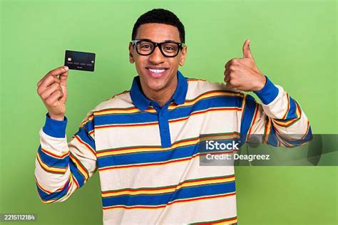 만족 한 확인 은행 거래 실업가의 사진 엄지 손가락 젊은 나이 전문가 송금 그의 돈을 녹색 배경에 고립 검정 머리에 대한 스톡 사진 및 기타 이미지 Istock