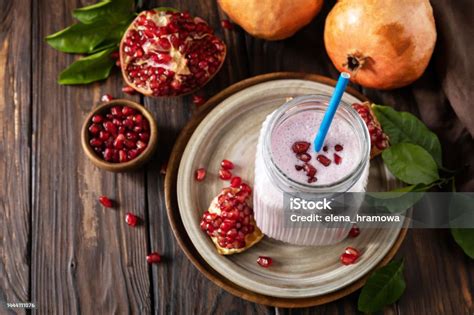 소박한 나무 테이블에 석류와 바나나로 만든 비건 단백질 스무디 건강한 음식 건강한 라이프 스타일 음식 주의 날 음식 다이어트 공간을 복사합니다 0명에 대한 스톡 사진 및