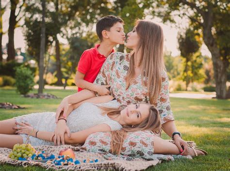 Madre Figlio E Figlia Felici Nel Parco Famiglia Che Ha Divertimento All Aperto Concetto Nucleo