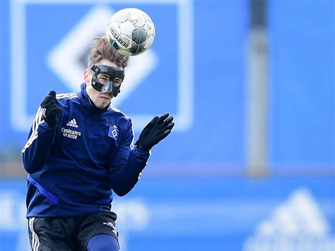 Comeback Von Masken Mann Adrian Fein Wackelt